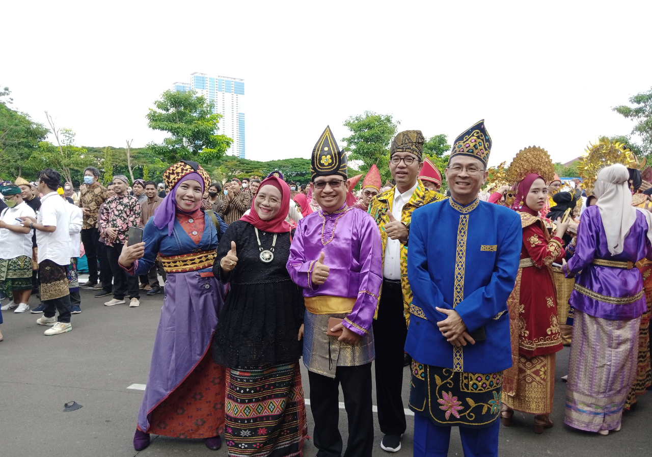 Beragam Suku Bangsa, Kepung Gedung Rektorat UNAIR - Universitas ...